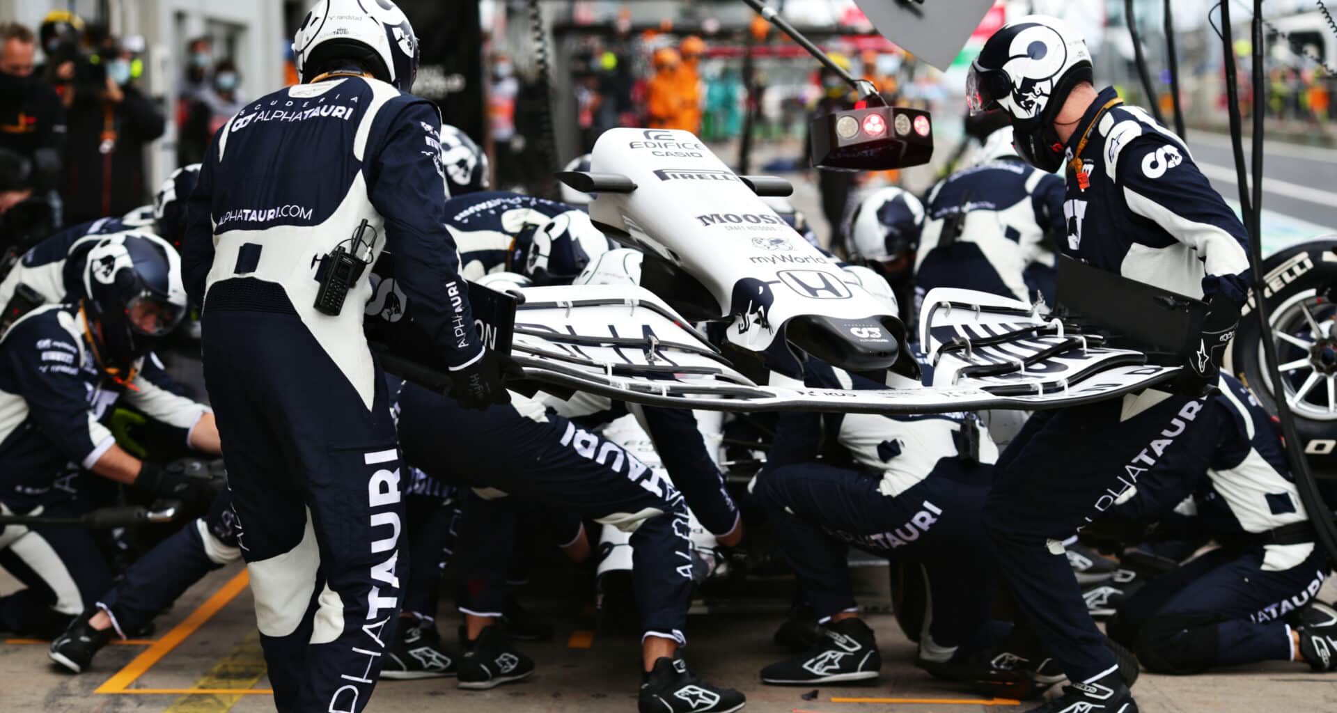 Dirty Air in Formula 1: Understanding the Turbulent Wake Effect - Las ...